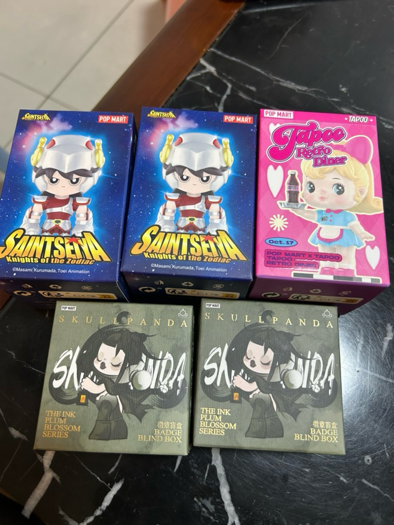 pop mart 泡泡瑪特盲盒全新未拆封 聖鬥士星矢/Tapoo懷舊餐廳系列/庭前墨梅徽章 | 蝦皮購物