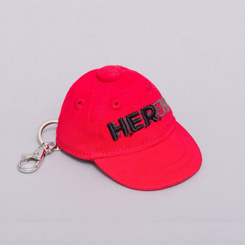 IU 棒球帽鑰匙圈 紅色 IU同款H.E.R. 演唱會 週邊 BALL CAP KEYRING 李知恩 現貨 | 蝦皮購物