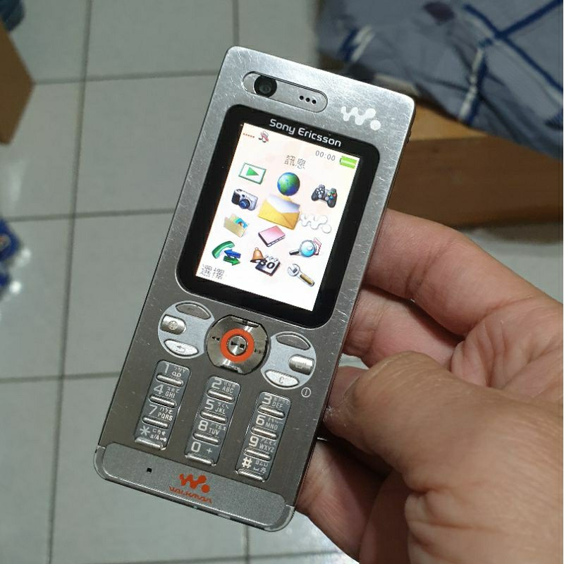 出清經典收藏 Sony Ericsson W880i 銀黑色 200萬 相機9.4mm 超薄直立機 Walkman | 蝦皮購物