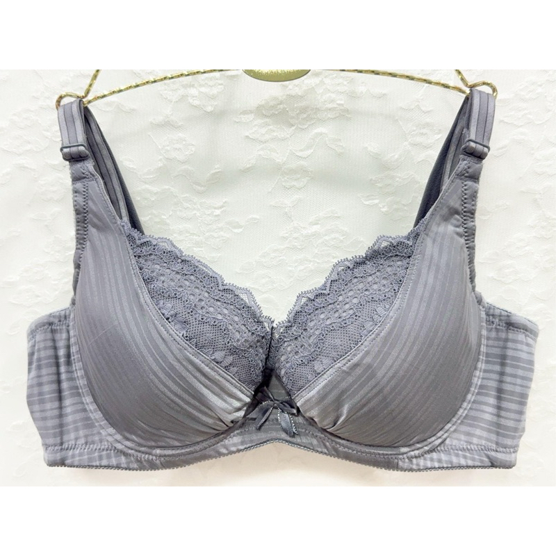 思薇爾 38/85C，微厚杯(有附水餃墊)，請詳細參閱「商品描述」。 | 蝦皮購物