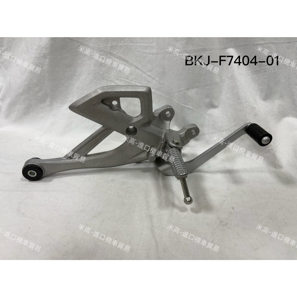『米高貿易』YAMAHA原廠零件MT15 BKJ-F7404(F7410)-00右/左前腳踏總成 | 蝦皮購物