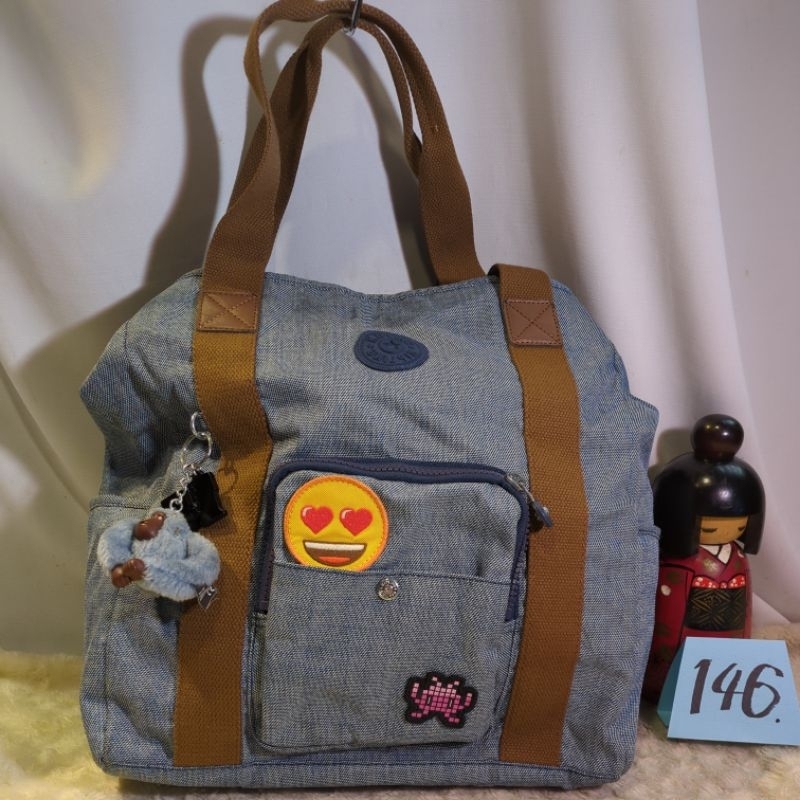 今年春天的「限量系列！」「Kipling」與「emoji®」合作推出快樂包系列！愛心眼笑臉表情很可愛Carter手提包 | 蝦皮購物