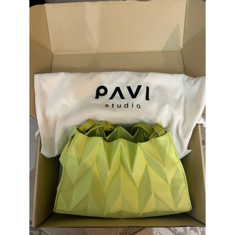現貨 Pavi studio 半月款設計｜萊姆綠 亮綠 泰國新銳設計師 W純色包 真皮背帶 摺疊肩背包 附紙袋可送禮 | 蝦皮購物