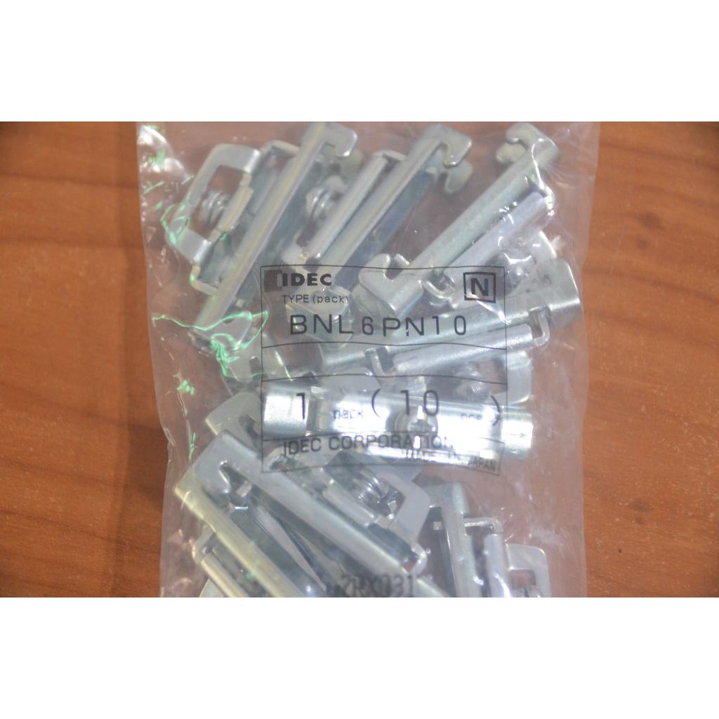 IDEC和泉 BNL6 鋁軌固定夾，35mm鋁軌使用，每包10隻。BNL6PN10 | 蝦皮購物
