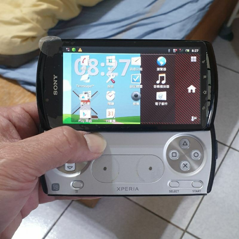 出清經典收藏 Sony Ericsson Xperia Play R800i 黑色 外觀約9成新 滑蓋遊戲機 附旅充線 | 蝦皮購物