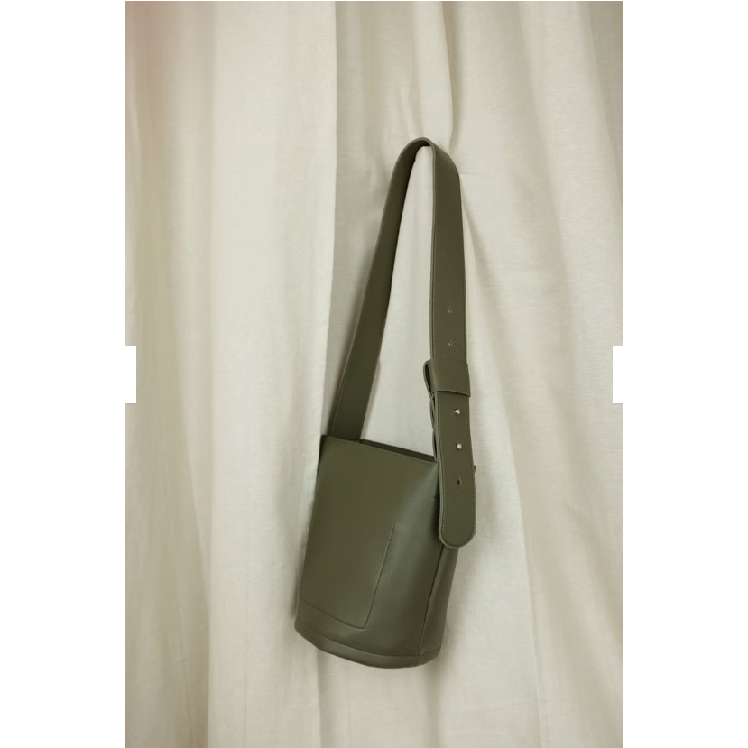Whiteoakfactory Bold bucket bag - Dark olive green 斜跨 水桶包 | 蝦皮購物