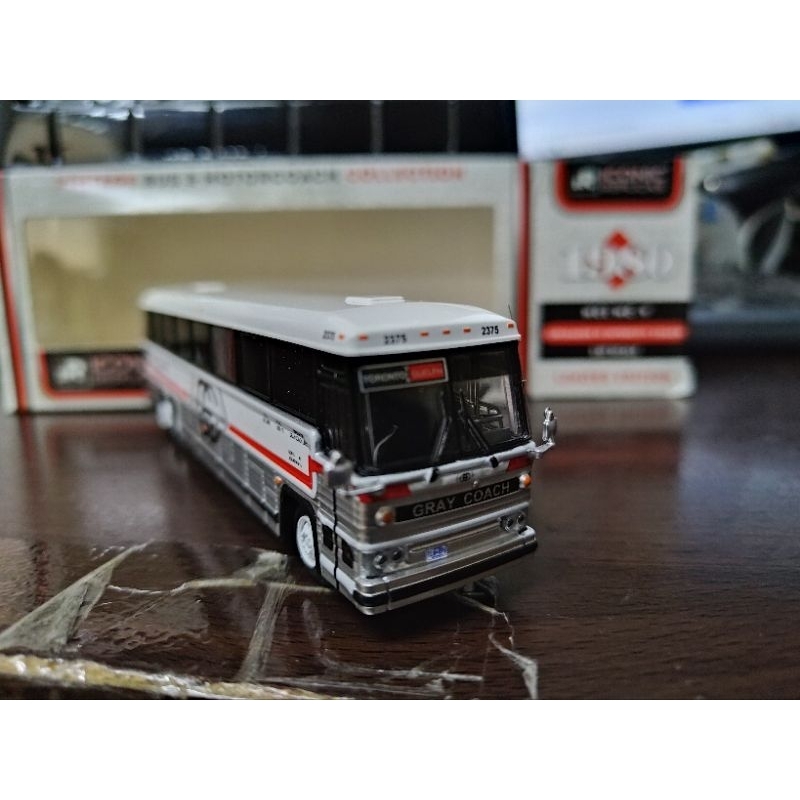 1:87 MCI MC9 摺疊門版本 巴士模型 ICONIC製作 | 蝦皮購物