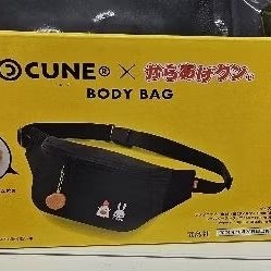 日本 Cune body bag 腰包 附雞塊吊飾 | 蝦皮購物