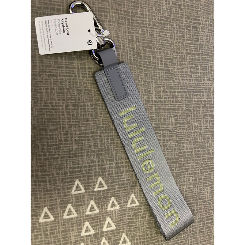 正品 lululemon never lost key chain_經典鑰匙圈_灰底綠字_ | 蝦皮購物