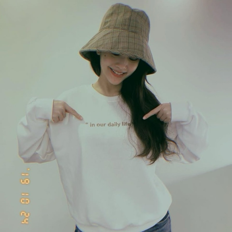 MIT Pazzo x 楊丞琳 聯名in our daily life 生活標語刺繡衛衣T 大學T 奶白色 | 蝦皮購物