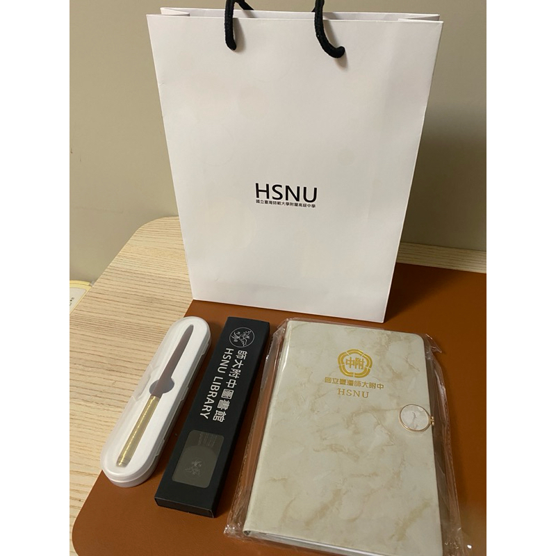 全新-國立師大附中 HSNU-限定版紀念手冊與木質筆、附贈紀念款三用USB充電線、含師大附中提袋 | 蝦皮購物