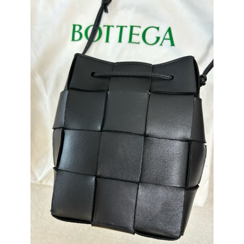 BOTTEGA VENETA BV small cassette bucket bag黑色水桶包 | 蝦皮購物