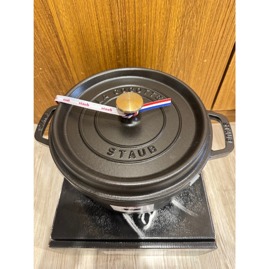 全新 法國Staub 24cm 3.8L 鑄鐵鍋 霧黑色(外部鍋底綠底) | 蝦皮購物