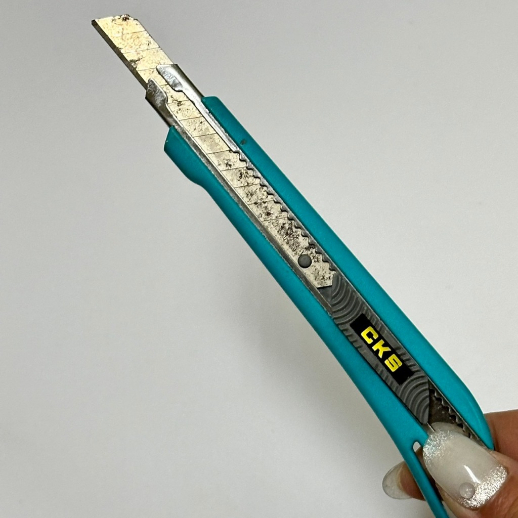 [沐沐屋] CKS 流線型設計美工刀 辦公 事務 自動鎖定美工刀 AM-023 - | 蝦皮購物