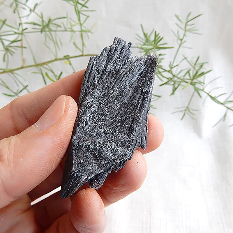 【2075水晶礦石】巴西黑色藍晶石-34-0407 | 蝦皮購物