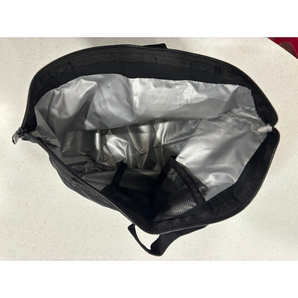 【Tokyo speed】日本代購 3coins 可攜式摺疊 保冷午餐袋 黑色 寬底保冷袋 拉鍊式 手提保冷袋 | 蝦皮購物