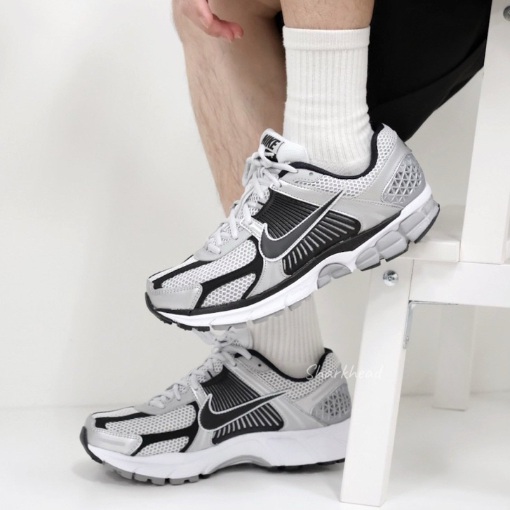 【Sharkhead】現貨 Nike Zoom Vomero 5 黑銀 灰 金屬 反光 銀 慢跑鞋 FJ4151-004 | 蝦皮購物