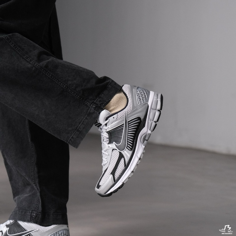【奶大大球鞋代購社團】現貨 Nike Vomero5 復古運動鞋 黑銀 FJ4151-004 慢跑鞋 Y2K 科技銀 | 蝦皮購物