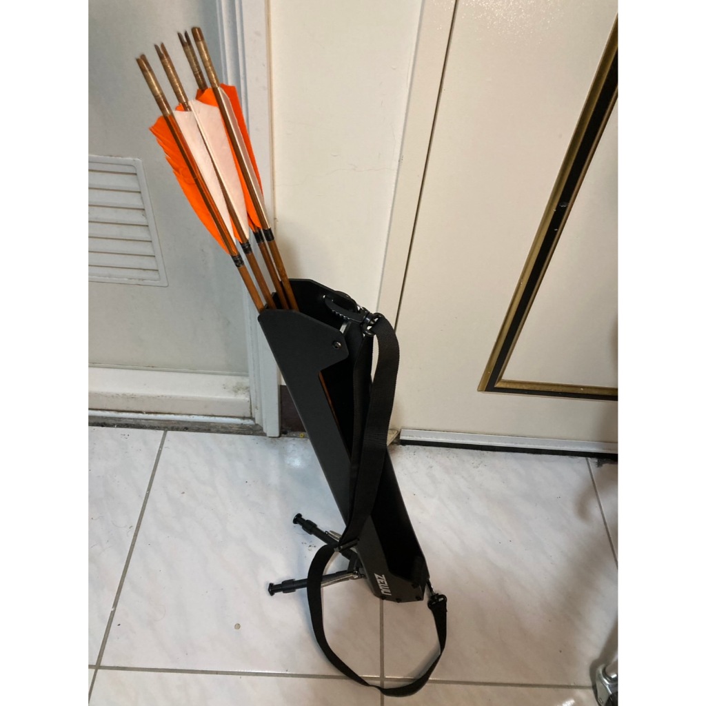 [風騷弓箭] ZEWU 箭囊，塑膠箭囊，後背箭囊，側邊取箭，可立於地板 | 蝦皮購物