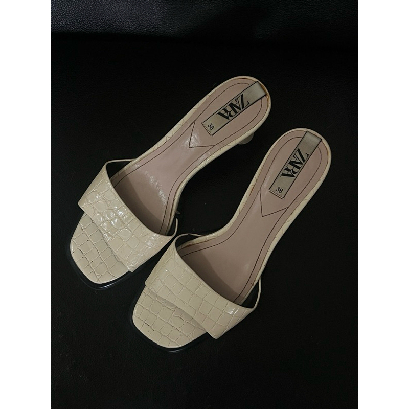 二手/ZARA鱷魚紋米白 低跟涼鞋EU38 | 蝦皮購物