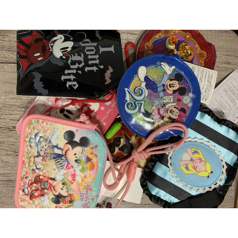 【東京迪士尼樂園 Tokyo Disney Resort】米奇米妮 美女與野獸 愛麗絲 掛式 零錢包 票卡夾 面紙套 | 蝦皮購物