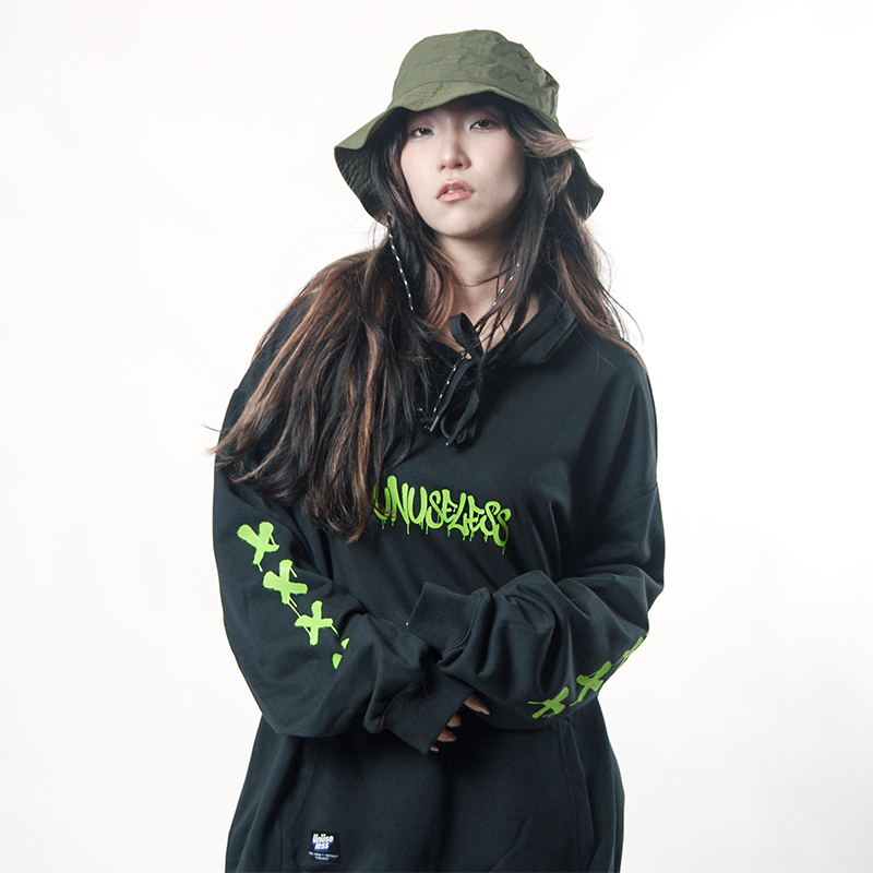 限時75折 【 Unuseless 】噴漆少女 寬版落肩帽T ( 黑 ) | 蝦皮購物