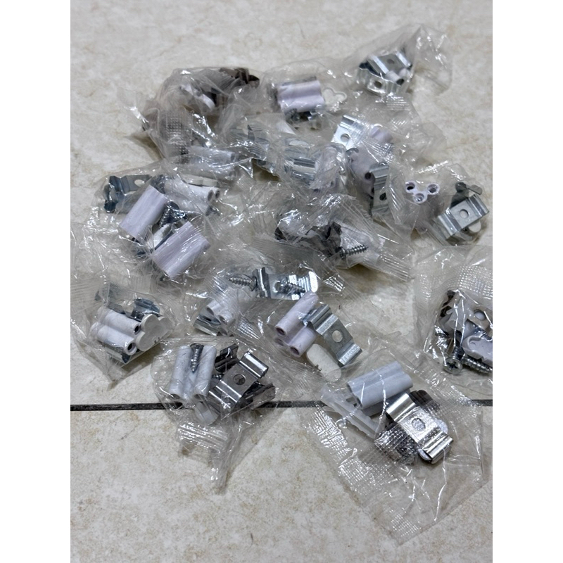 【串接頭.】T5 T8 LED 一體式 燈座夾 支架夾 T5 層板燈 固定扣 燈勾 燈管夾 固定夾 LED燈夾 串接頭 | 蝦皮購物