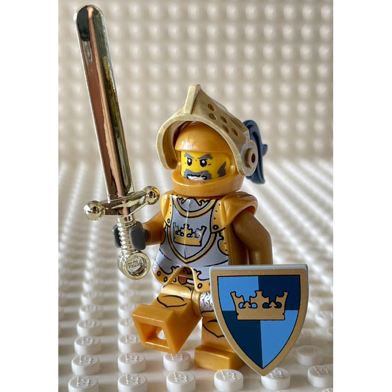 LEGO樂高 二手 絕版 城堡系列 7079 黃金騎士 電鍍 深藍色羽毛 cas415 （電鍍面罩掉漆） | 蝦皮購物