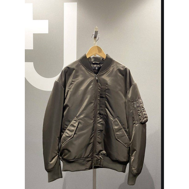 《近全新》 UNIQLO +J hybrid 羽絨寬版 Oversize MA1 bomber 飛行外套 男裝 | 蝦皮購物