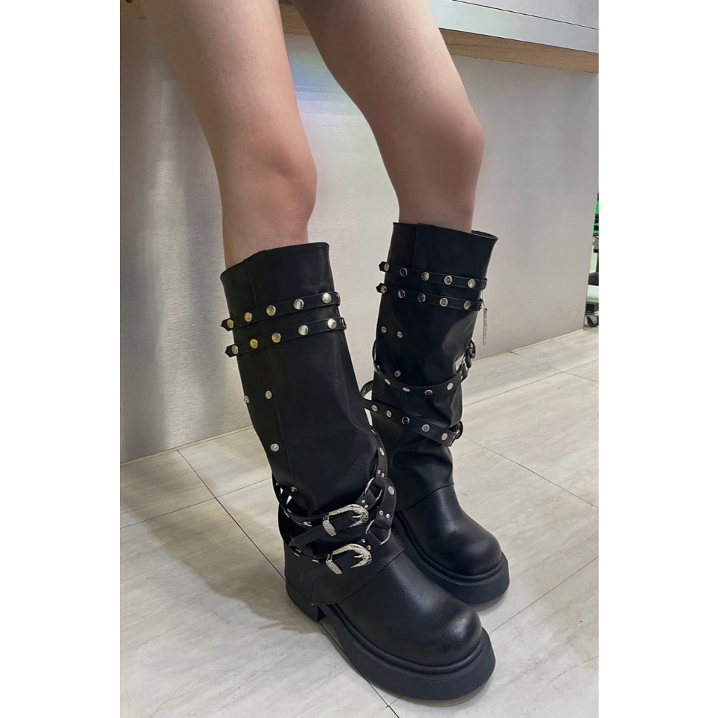 VII 黑色圓釘雕花皮帶扣長靴 鉚釘 美式 機車靴 美拉德 堆堆靴 廢土風 波西米亞 復古 修飾腿型【V091853】 | 蝦皮購物