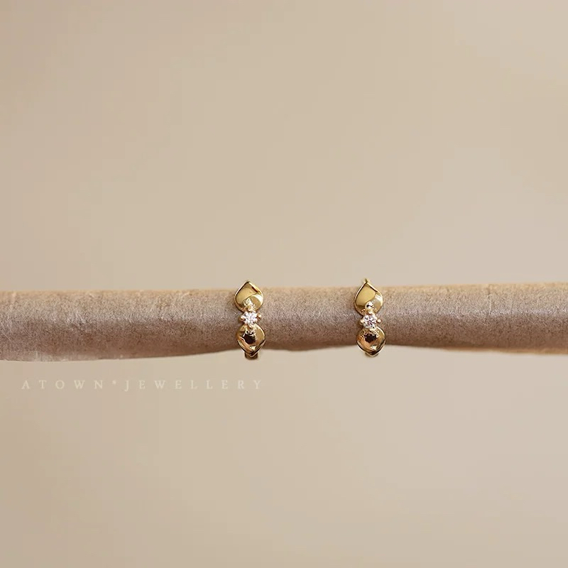 ATOWN 輕珠寶 純9K金 兩片小胖葉子小鑽耳扣耳圈 | 蝦皮購物