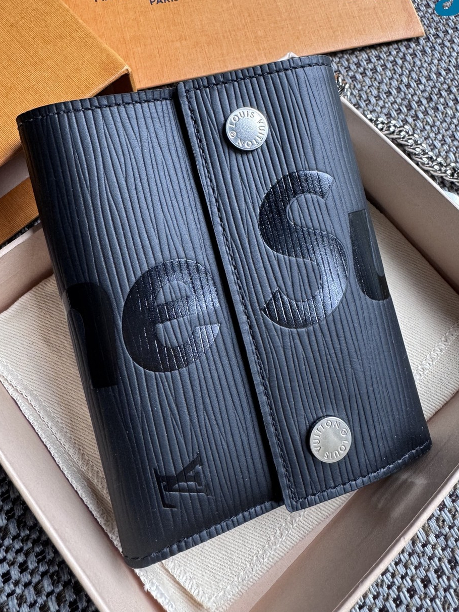 「現貨」正版 Louis Vuitton X Supreme 聯名 拉鍊 短夾 牛皮 ZDog Swag | 蝦皮購物