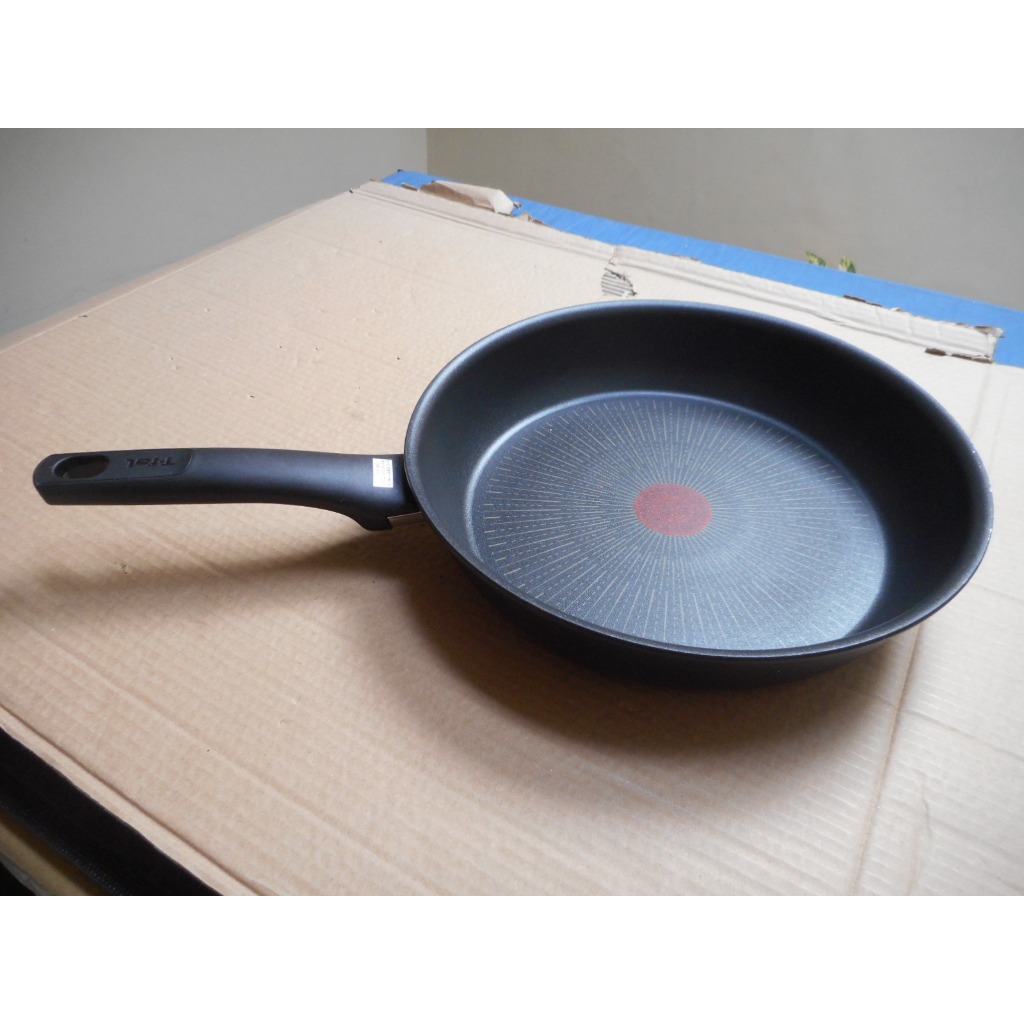 2手~日本牌 法國製造T-fal Tefal 法國特福 黑色款 UNLIMITED 6X 鋁合金 平底鍋煎鍋 炒鍋 | 蝦皮購物