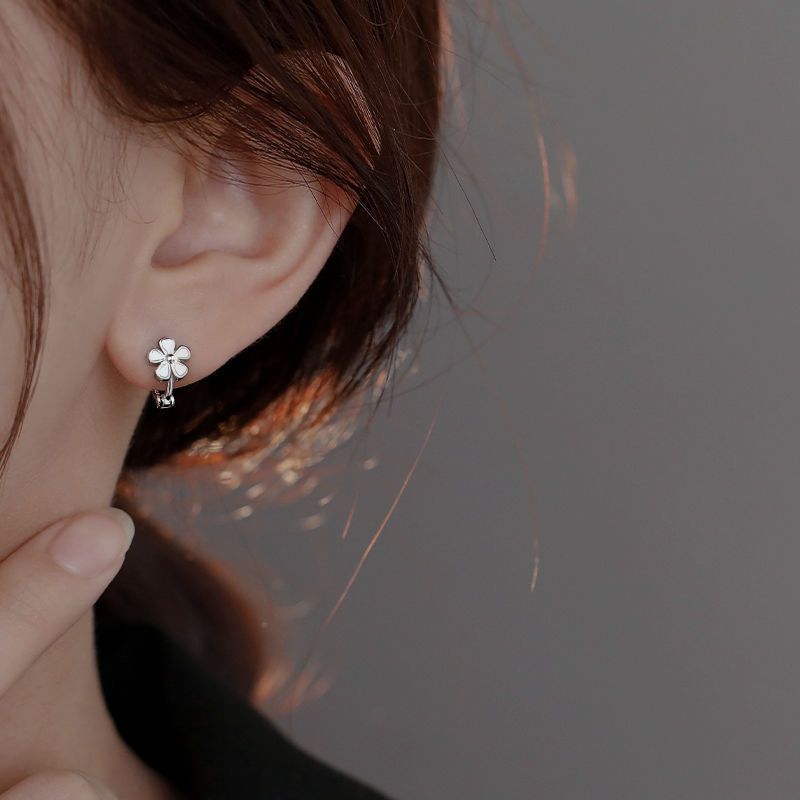 【現貨】S925銀色小雛菊耳扣 花朵耳環 韓國明星同款 GD 權志龍 G-Dragon 復古簡約 日系韓系 時尚配件 | 蝦皮購物
