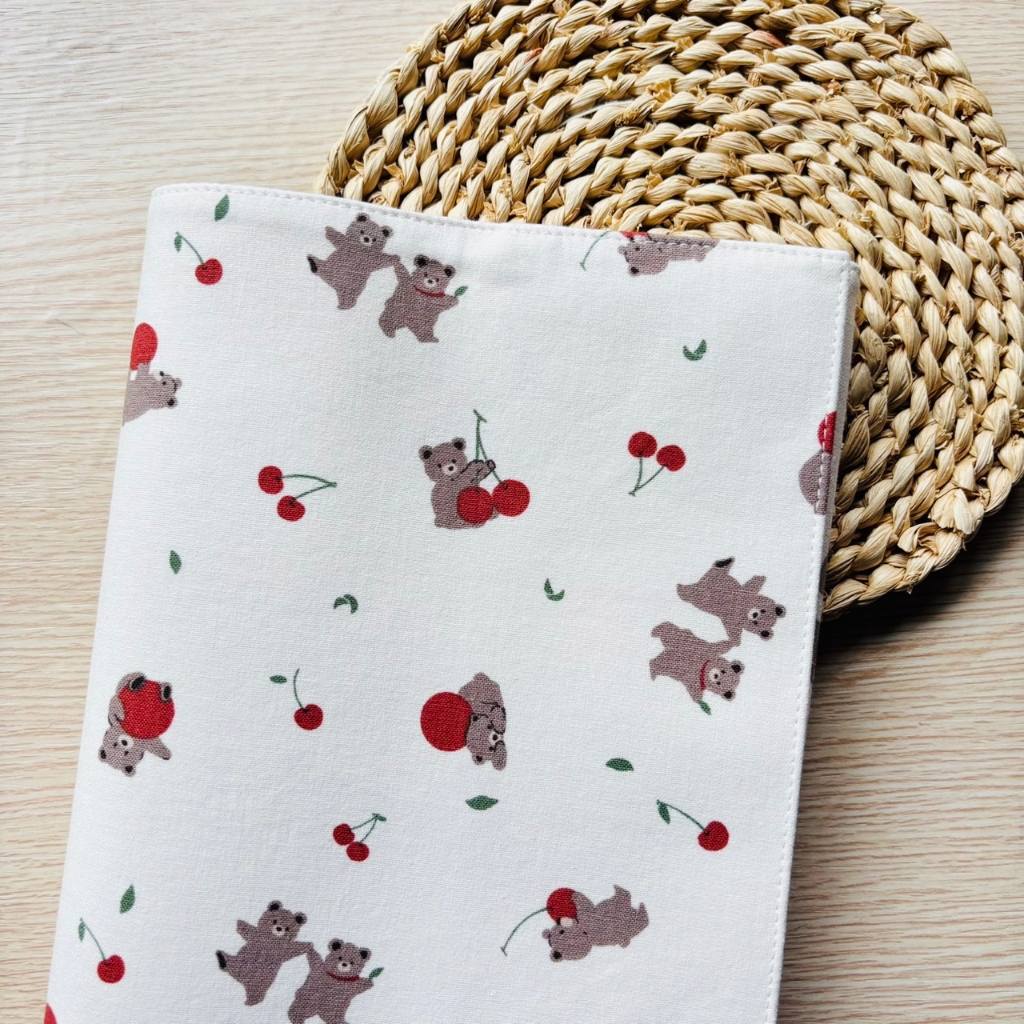 【一期一會】櫻桃小熊 手作可調式書衣 A5 25K B6 32K A6 50K 手帳 手札 書衣 書套 布書衣 媽媽手冊 | 蝦皮購物