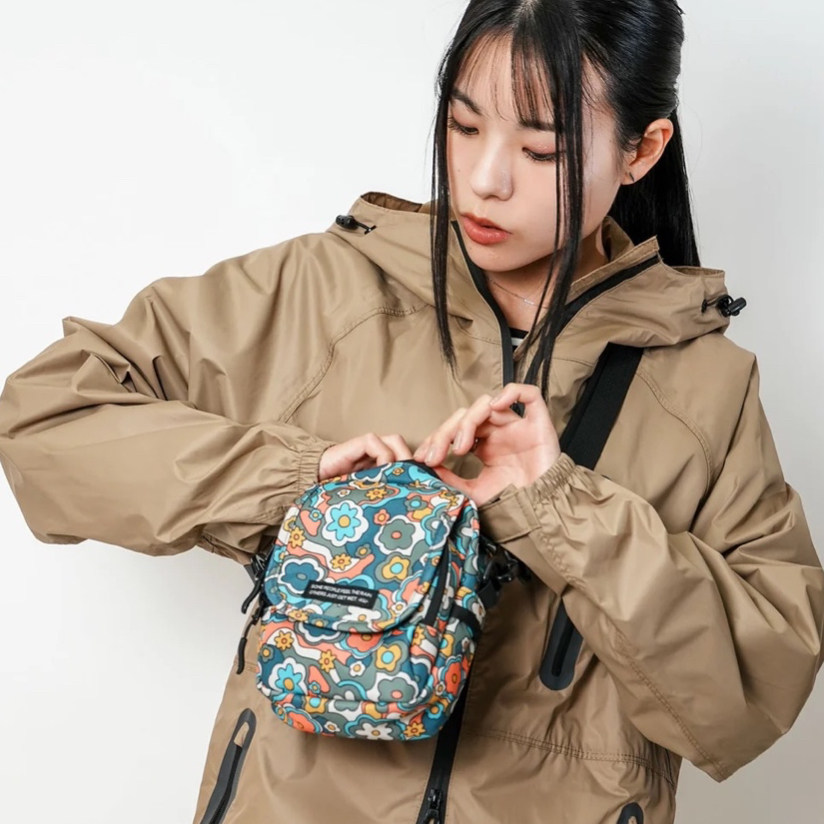 沛吉兔日貨館。現貨在台 日本雨衣第一品牌 KIU 600D 軍規耐磨防潑水 小方包 隨身包 旅行包 登山包 音樂祭 出遊 | 蝦皮購物