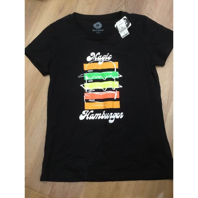 bossini Tee time 黑T恤M號原價550元肩寬35,長寬60公分新品但胸前白字有黃漬下水可洗淨不介意再購買 | 蝦皮購物