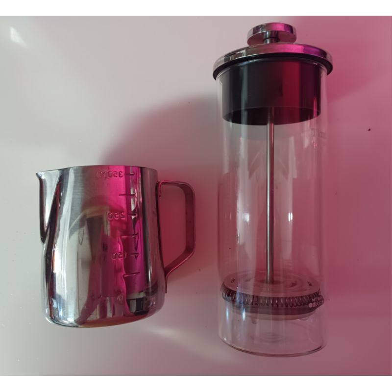 350ml不鏽鋼拉花泡杯（左） Tiamo玻璃打奶泡杯400ml（右） | 蝦皮購物