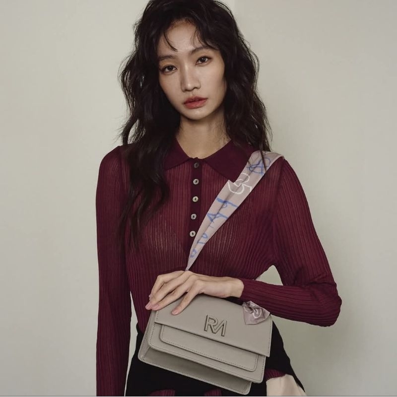 RM Robinmay 狂派塗鴉斜背包Queen版（原廠全新缺件瑕疵品）超美灰色，只有1個 | 蝦皮購物