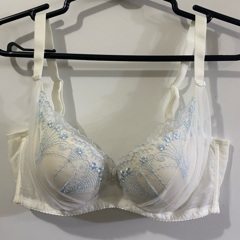 Easy shop白/黑色內衣80C/80D/85B/85D | 蝦皮購物