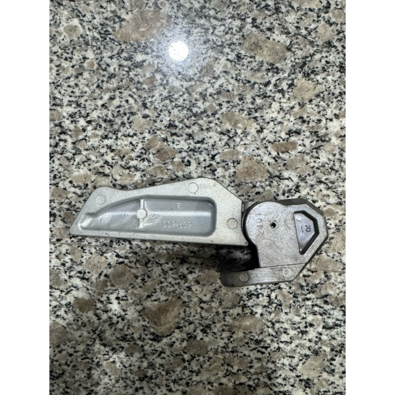 [二手]YAMAHA 原廠(右)飛旋踏板：FORCE S MAX 新勁戰 四代 五代 六代 | 蝦皮購物