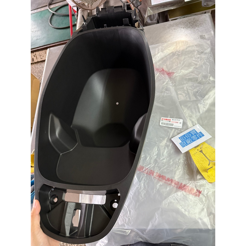 俗俗賣YAMAHA山葉原廠 置物箱 AUGUR Force 2.0 內裝 馬桶 料號：BFV-F473R-00 | 蝦皮購物