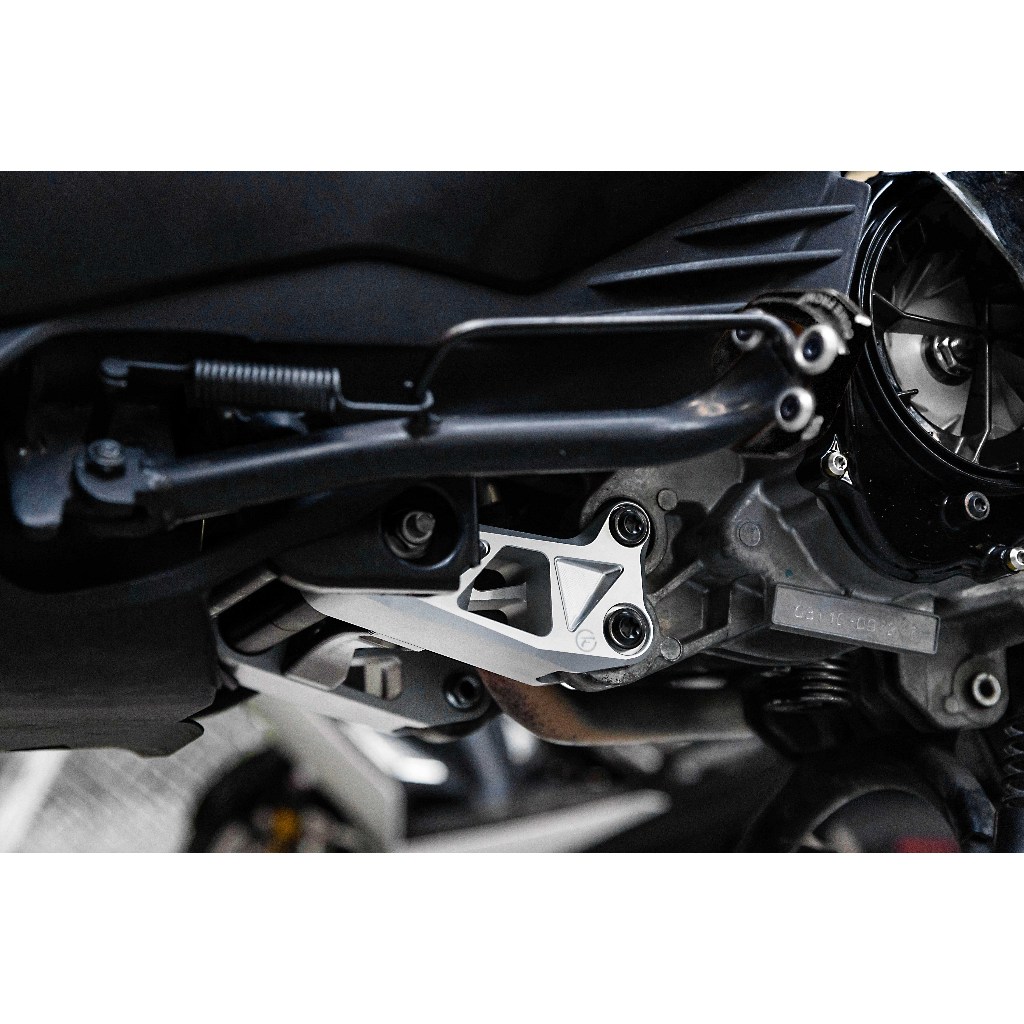 [CNC引擎吊架] FORCE2.0 AUGUR NMAX 六代勁戰 水冷BWS 引擎吊架 B8R 吊架 優化 CF | 蝦皮購物