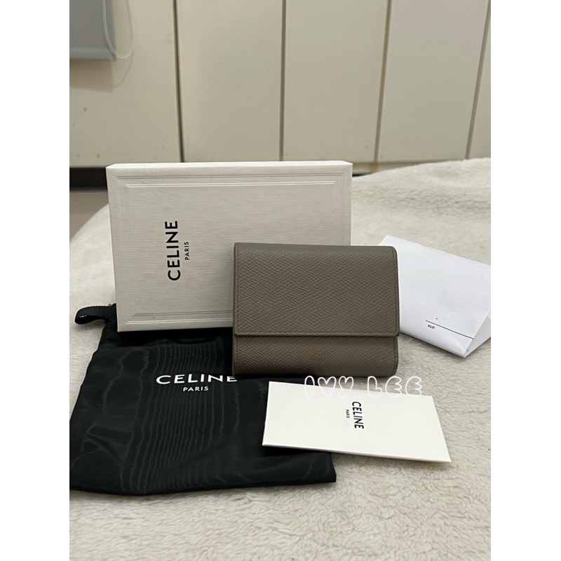 CELINE Essentials 三折經典 短夾 小牛皮 大象灰 灰褐色 二手精品 | 蝦皮購物
