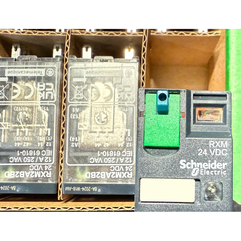 全新盒裝schneider施耐德RXM繼電器 24VDC RXM2AB2BD 12A 8角帶燈 | 蝦皮購物