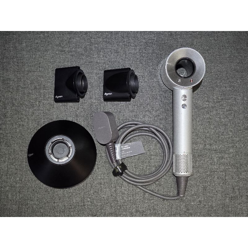 dyson HD01 吹風機 白色 極新 配件如圖 原價14600元 售5000元 | 蝦皮購物