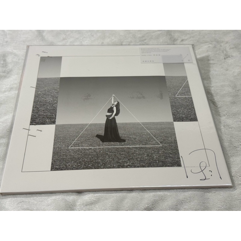 田馥甄 Hebe 無人知曉 (典藏白膠LP版) 台中場親筆簽名 | 蝦皮購物