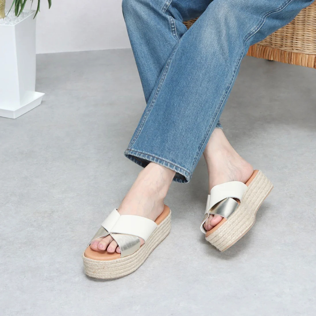 【新品】 日本🇯🇵人氣女鞋品牌 AKAKURA 義大利製 真皮厚底涼鞋 銀色+淺藍色 雙色調穆勒涼鞋 36/22.5cm | 蝦皮購物