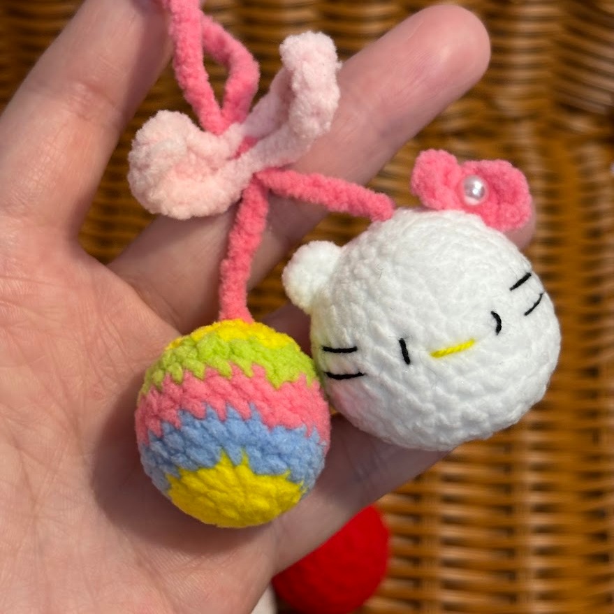 三麗鷗系列 Hello Kitty 櫻桃造型 手工手作編織勾織娃娃 附鑰匙圈或底座 娃娃吊飾 娃娃擺件 | 蝦皮購物