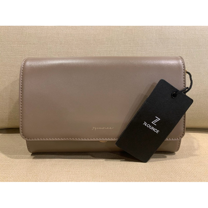 【74ounce】奶茶色斜背包 | 蝦皮購物